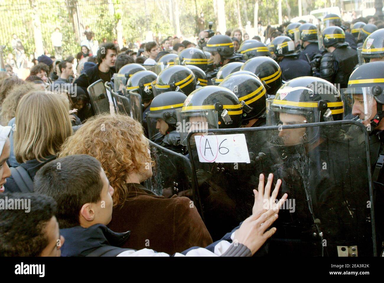 French police units take out by force students blocking the access to ...