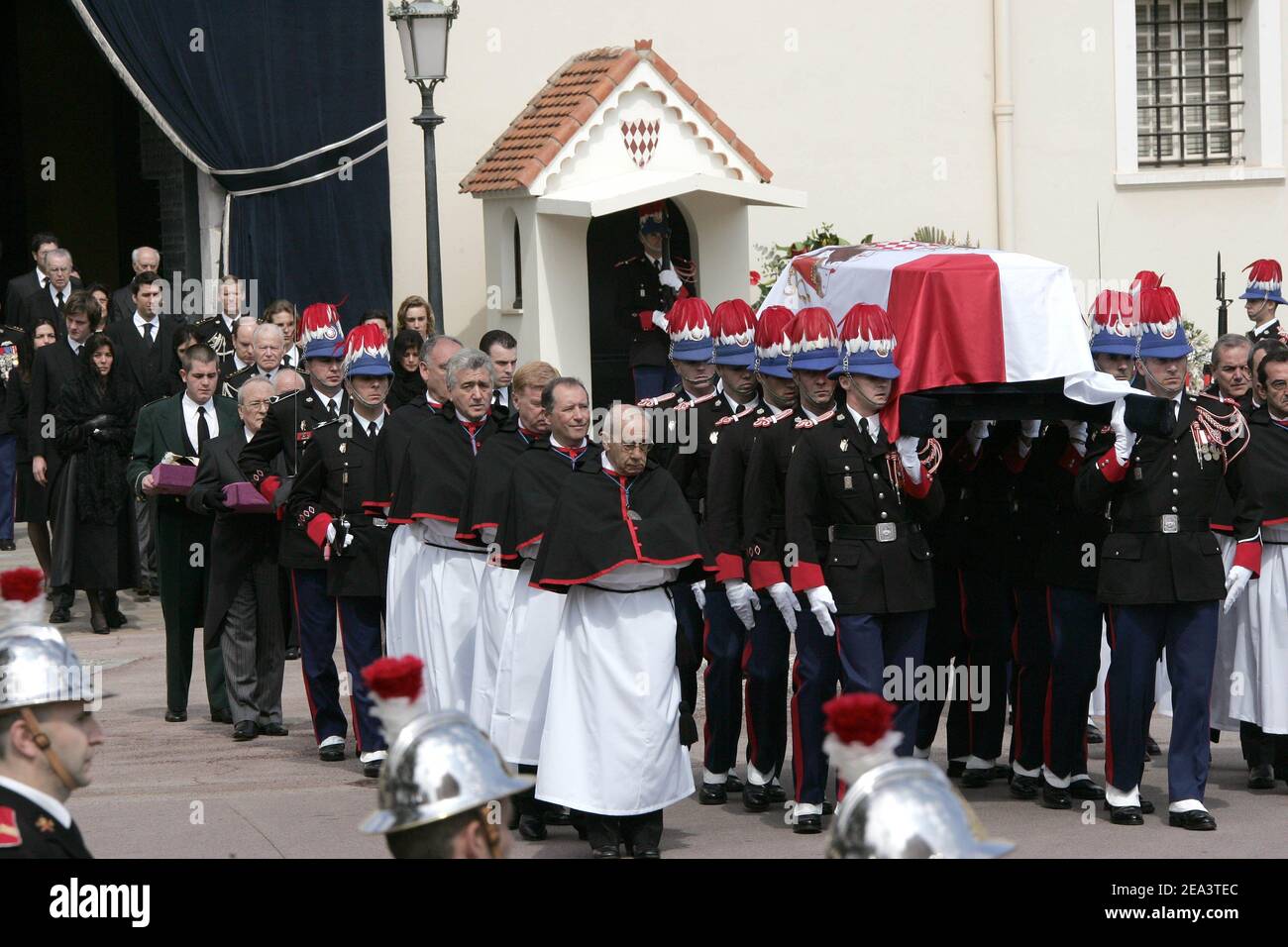 Prince Rainier III's coffin is leaving the Palace to reach Saint ...