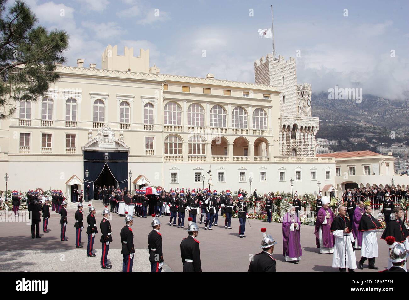 Prince Rainier III's coffin is leaving the Palace to reach Saint ...