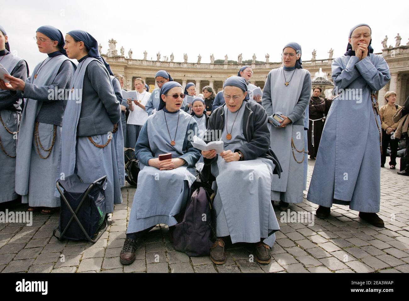 Conclave pope smoke hi-res stock photography and images - Alamy