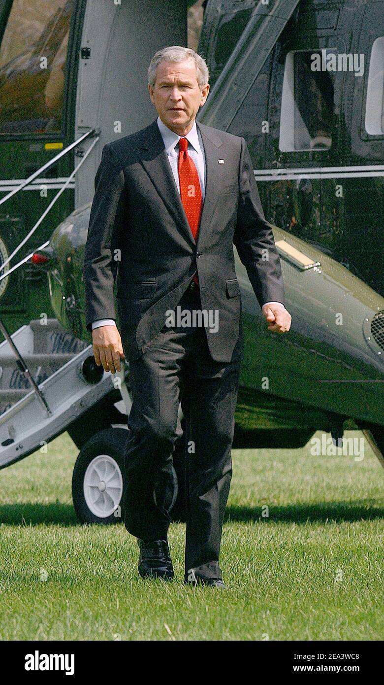 George bush 2005 office hi-res stock photography and images - Alamy