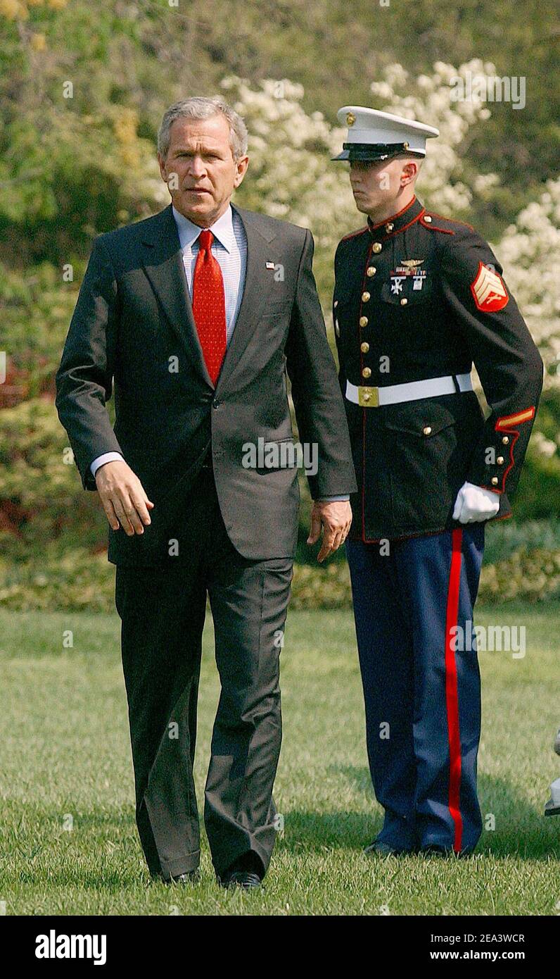 George bush 2005 office hi-res stock photography and images - Alamy