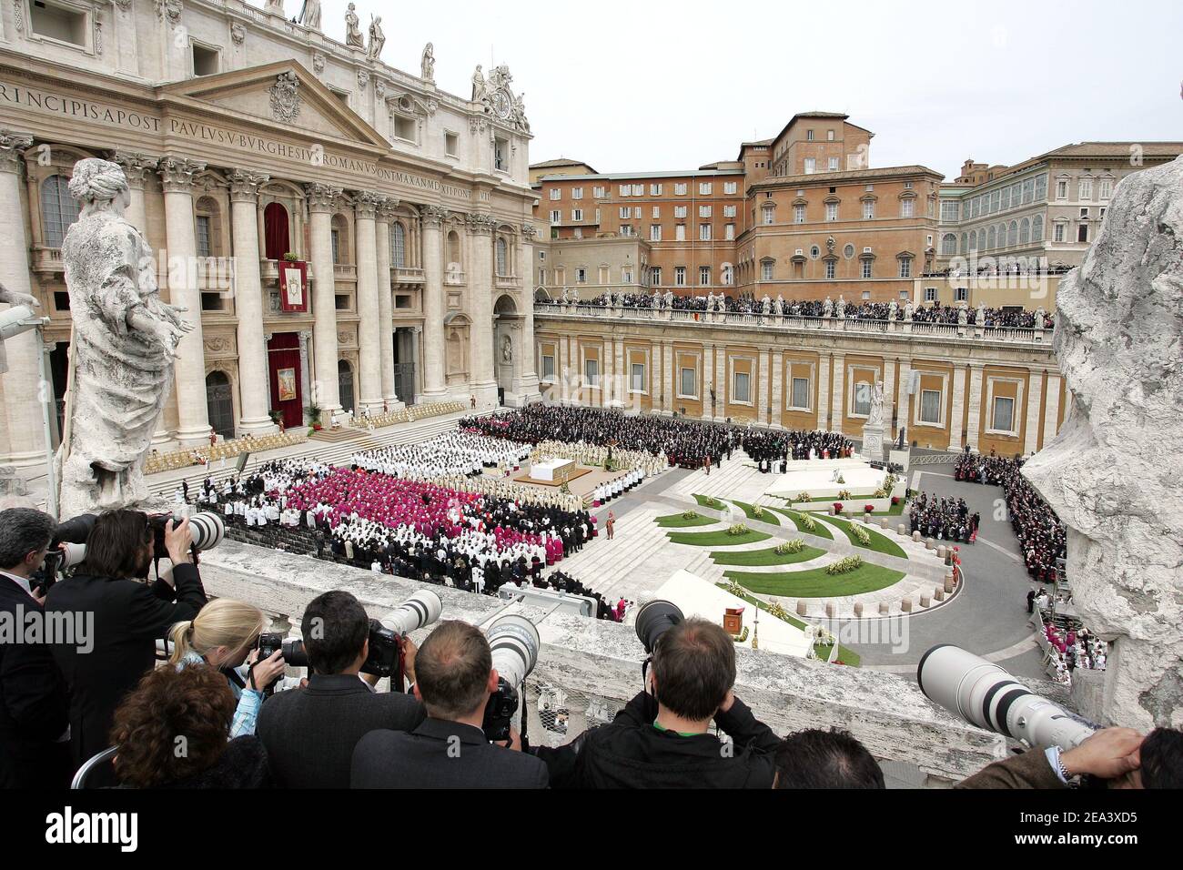 Ambiance during Pope Benedict XVI celebrates his inaugural mass in St ...