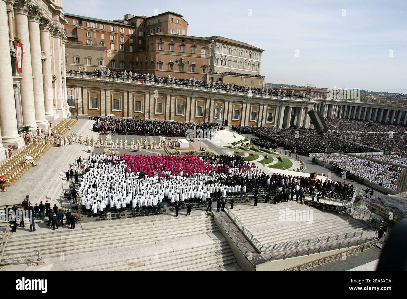 Ambiance during Pope Benedict XVI celebrates his inaugural mass in St ...
