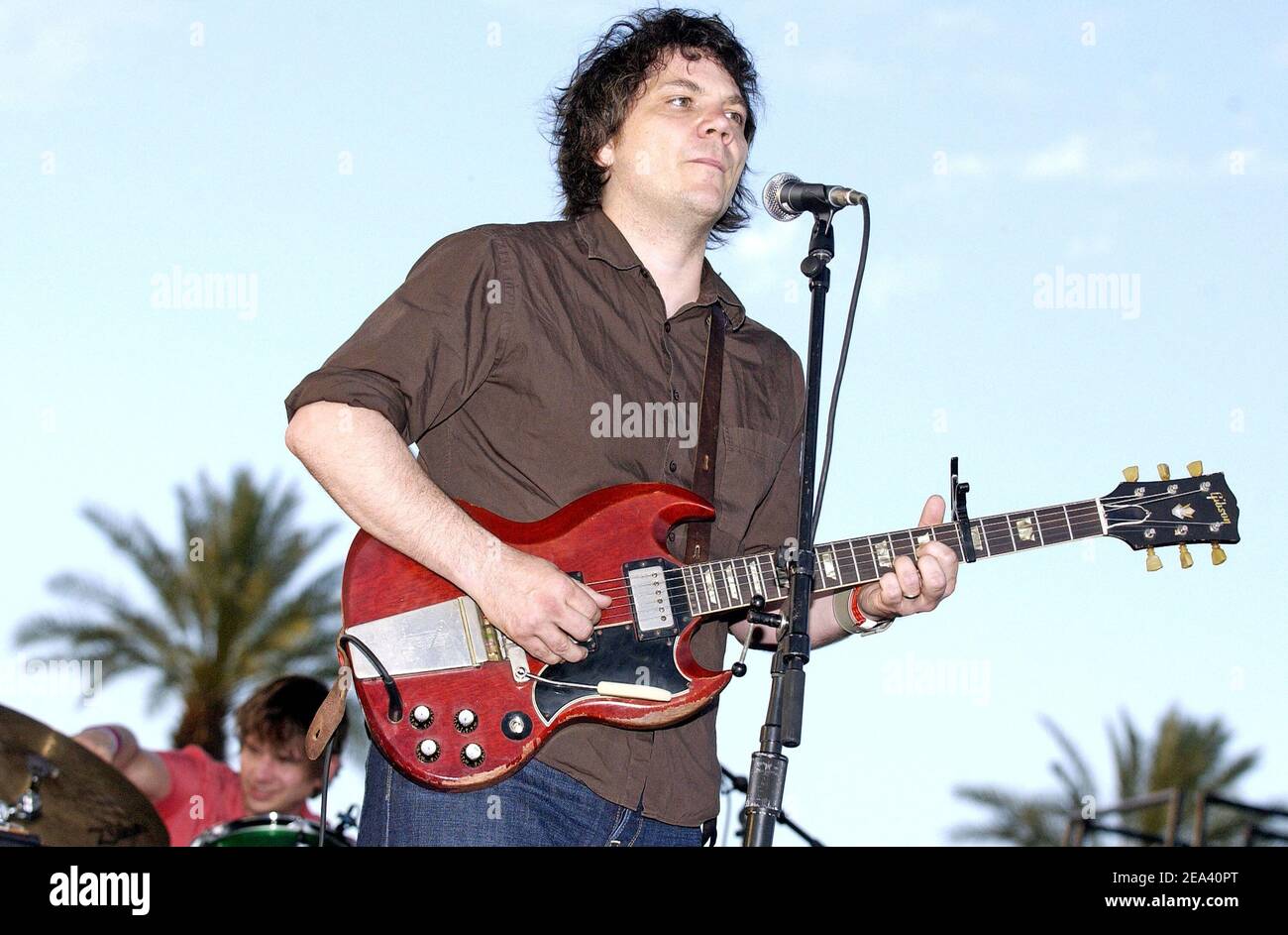 Jeff tweedy guitare hi-res stock photography and images - Alamy