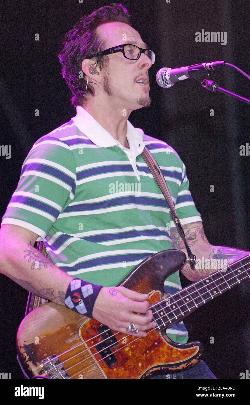 Scott Shriner Of Weezer High Resolution Stock Photography and Images ...