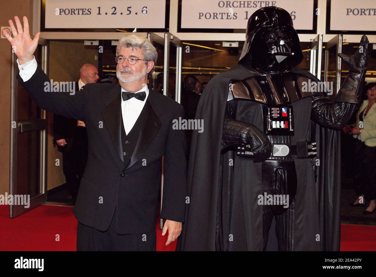 Director George Lucas waves to the crowd with character Darth Vader at ...
