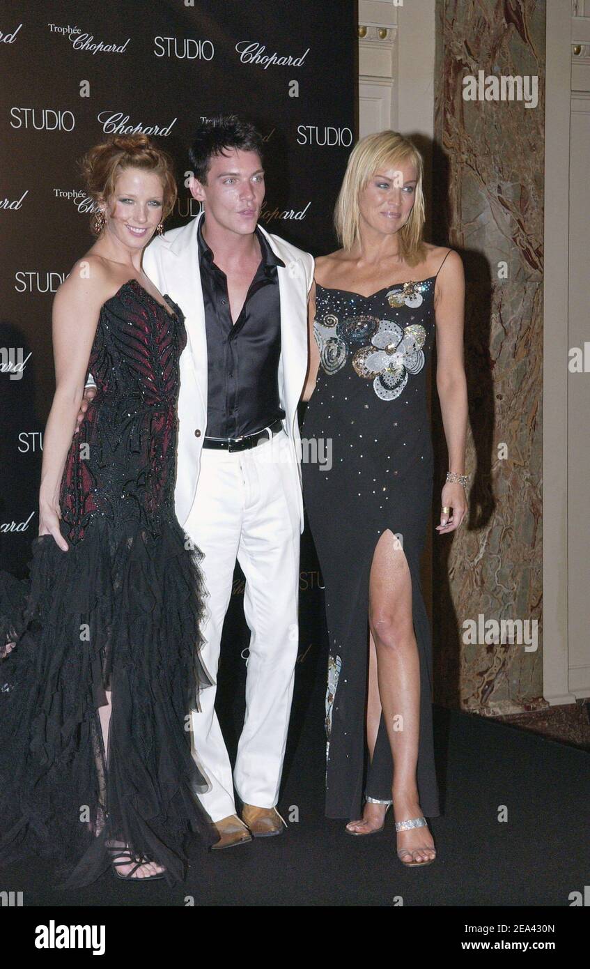 Sharon Stone poses for the photographers with 2005 winners Kelly Reilly ...