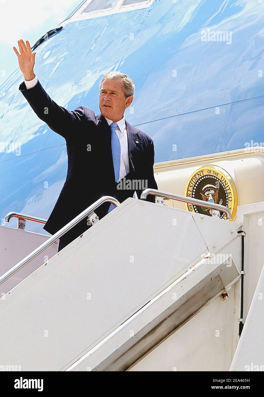 President George W. Bush arrives at Gerald Ford International Airport ...