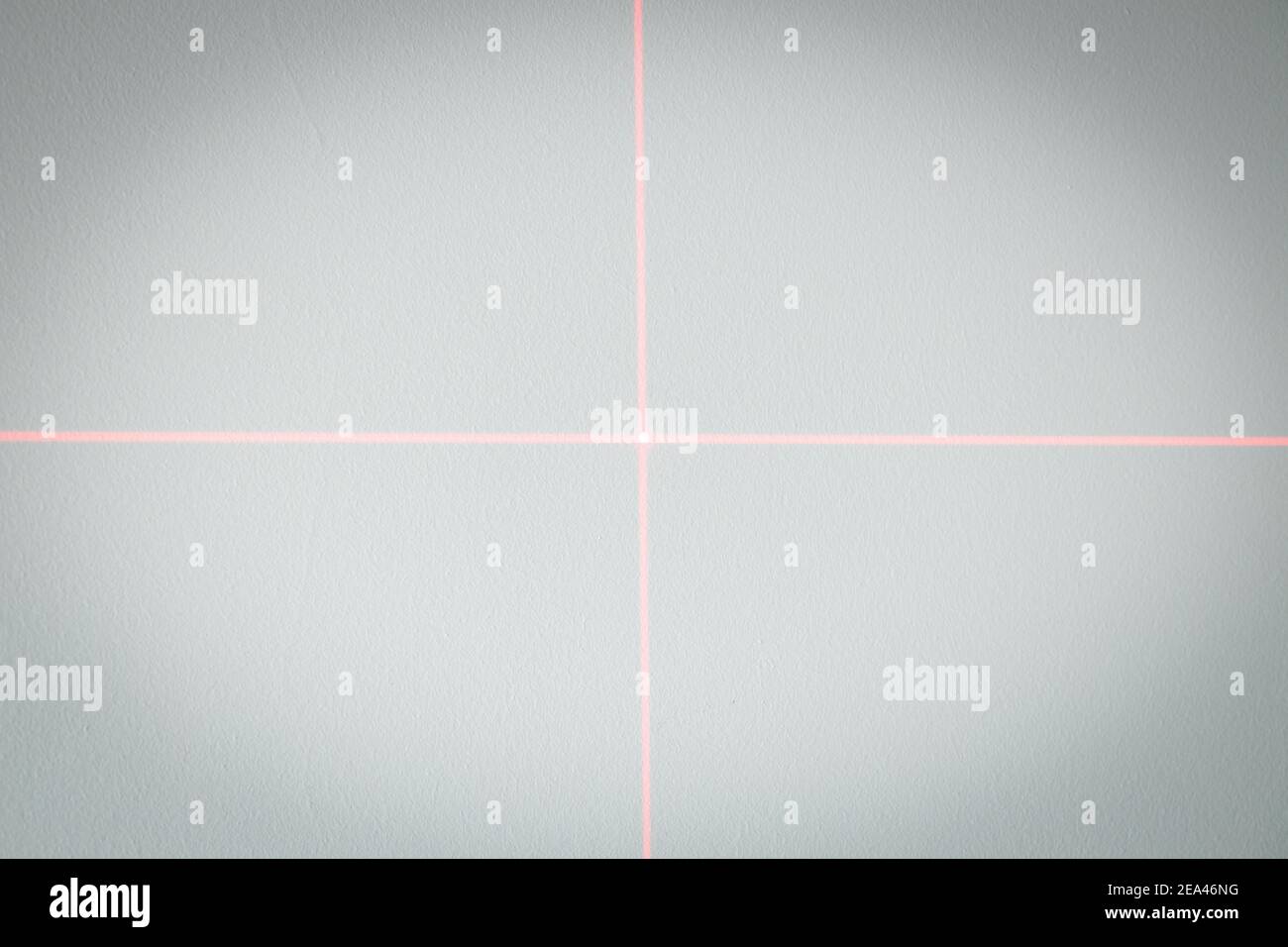 Elektroniczny laser pokazuje na ścianie poziom oraz pion Stock Photo ...