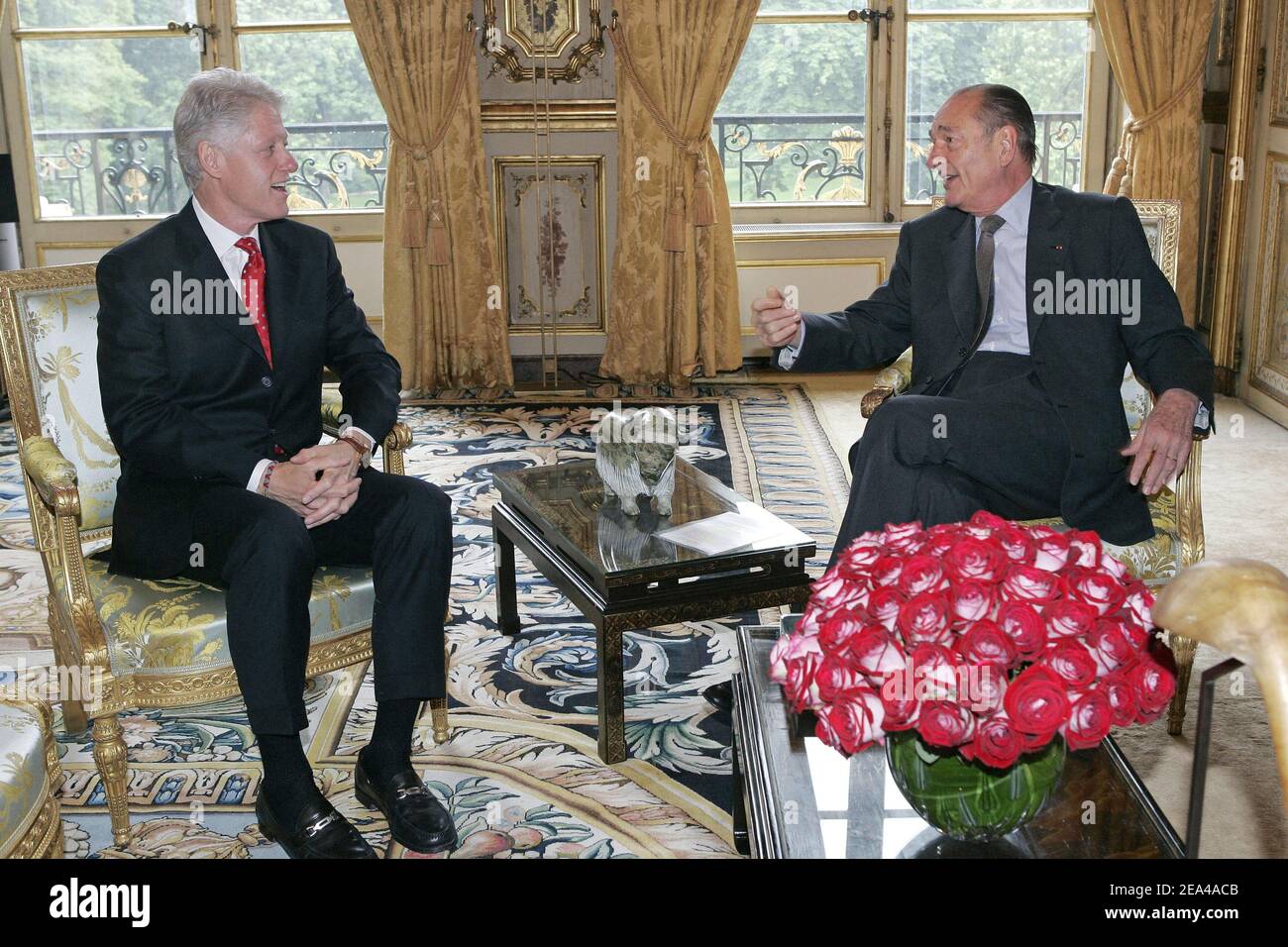 French president Jacques Chirac receives former US president Bill ...