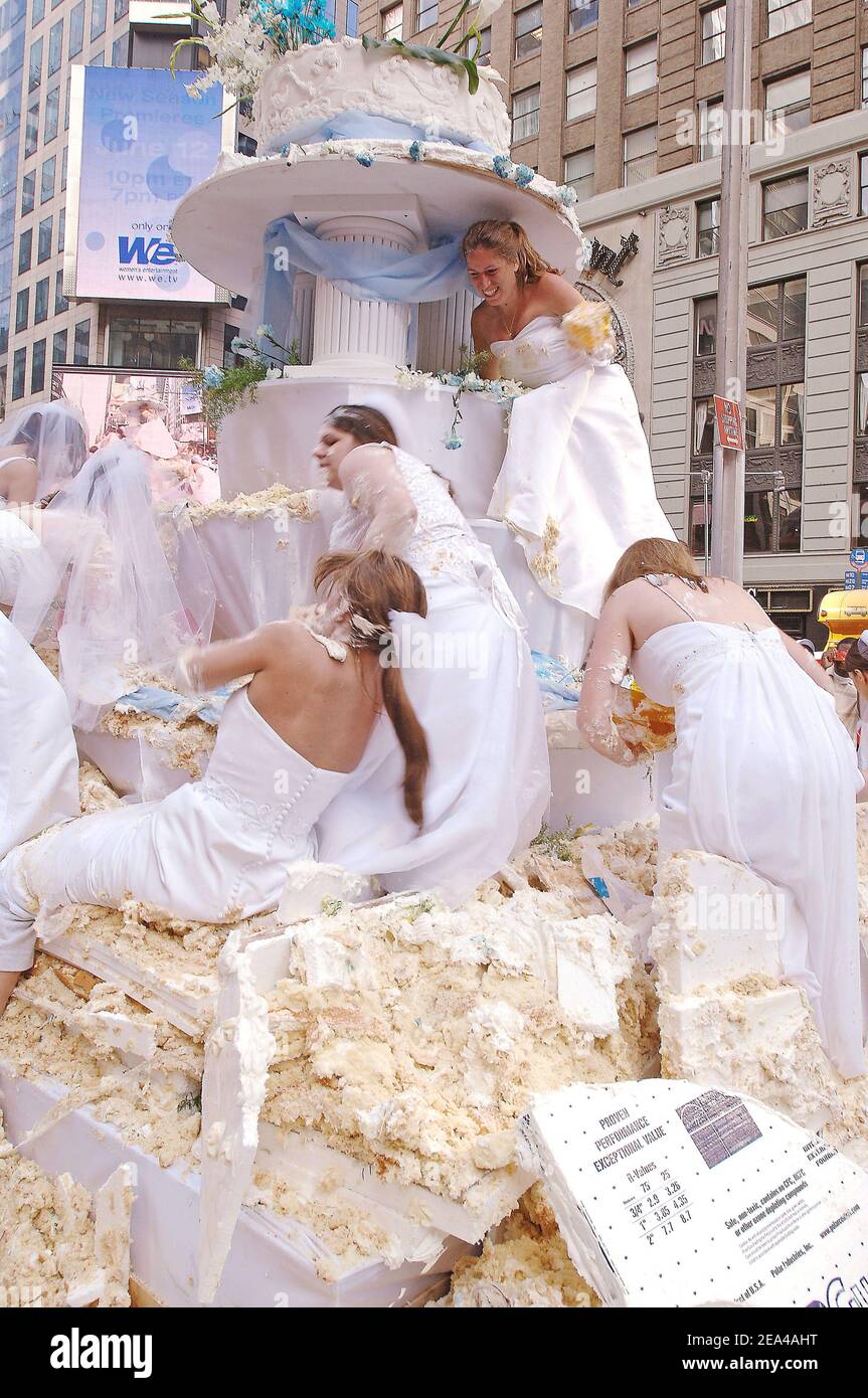 "20 highly motivated brides to be attacked a giant wedding cake in ...
