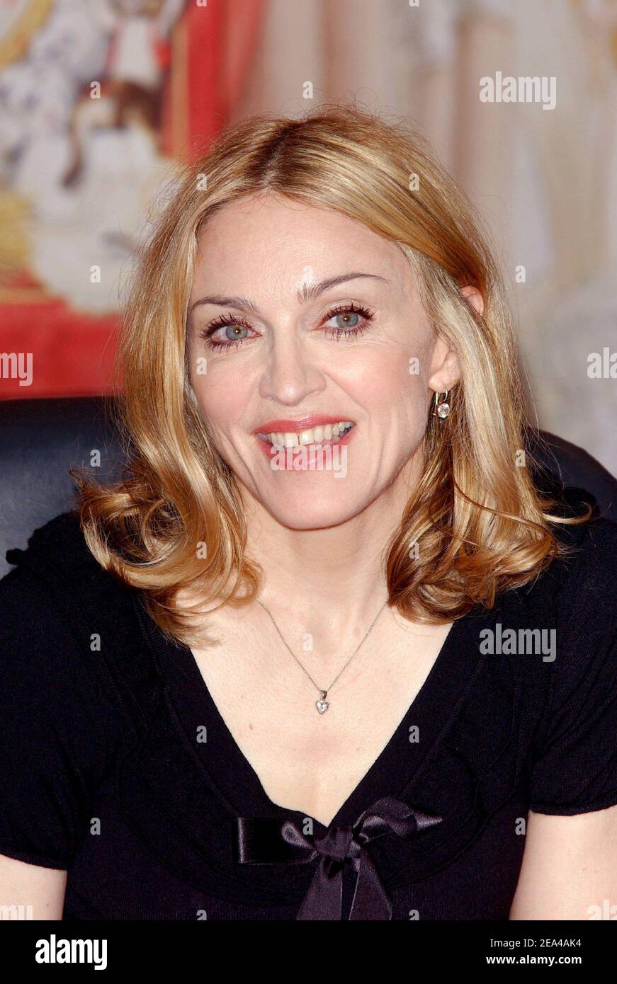 Madonna reads her latest children's book 'Lotsa de Casha' to 25 kids ...