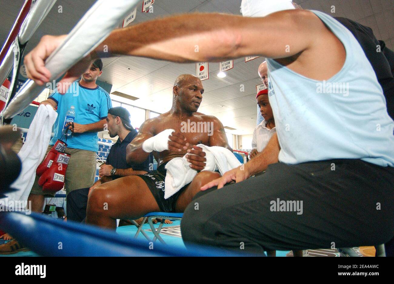 Mike tyson fight hi-res stock photography and images - Alamy