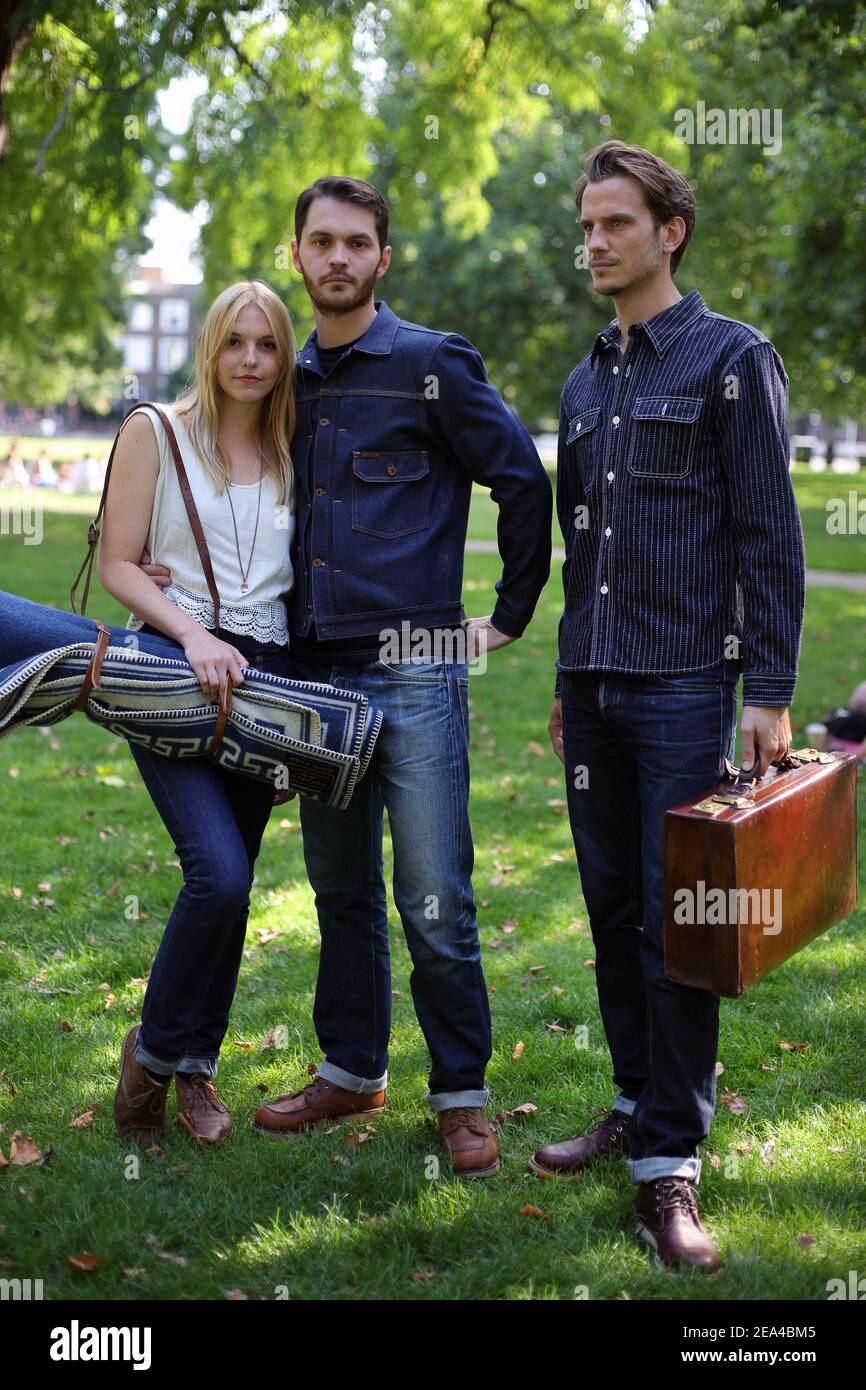 Three friends meeting in park , London, England Stock Photo - Alamy