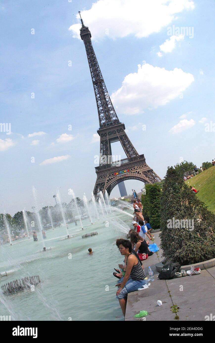 June heat wave paris hi-res stock photography and images - Alamy