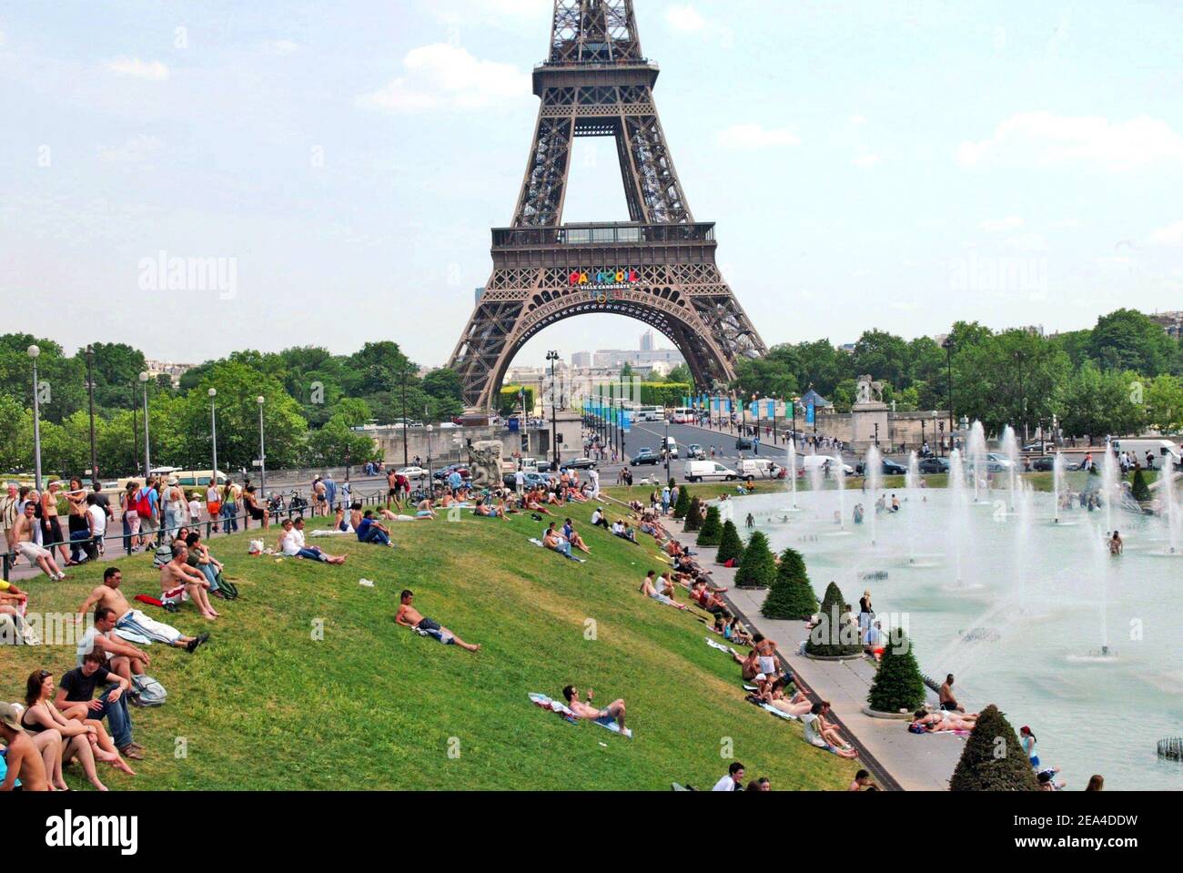June heat wave paris hi-res stock photography and images - Alamy