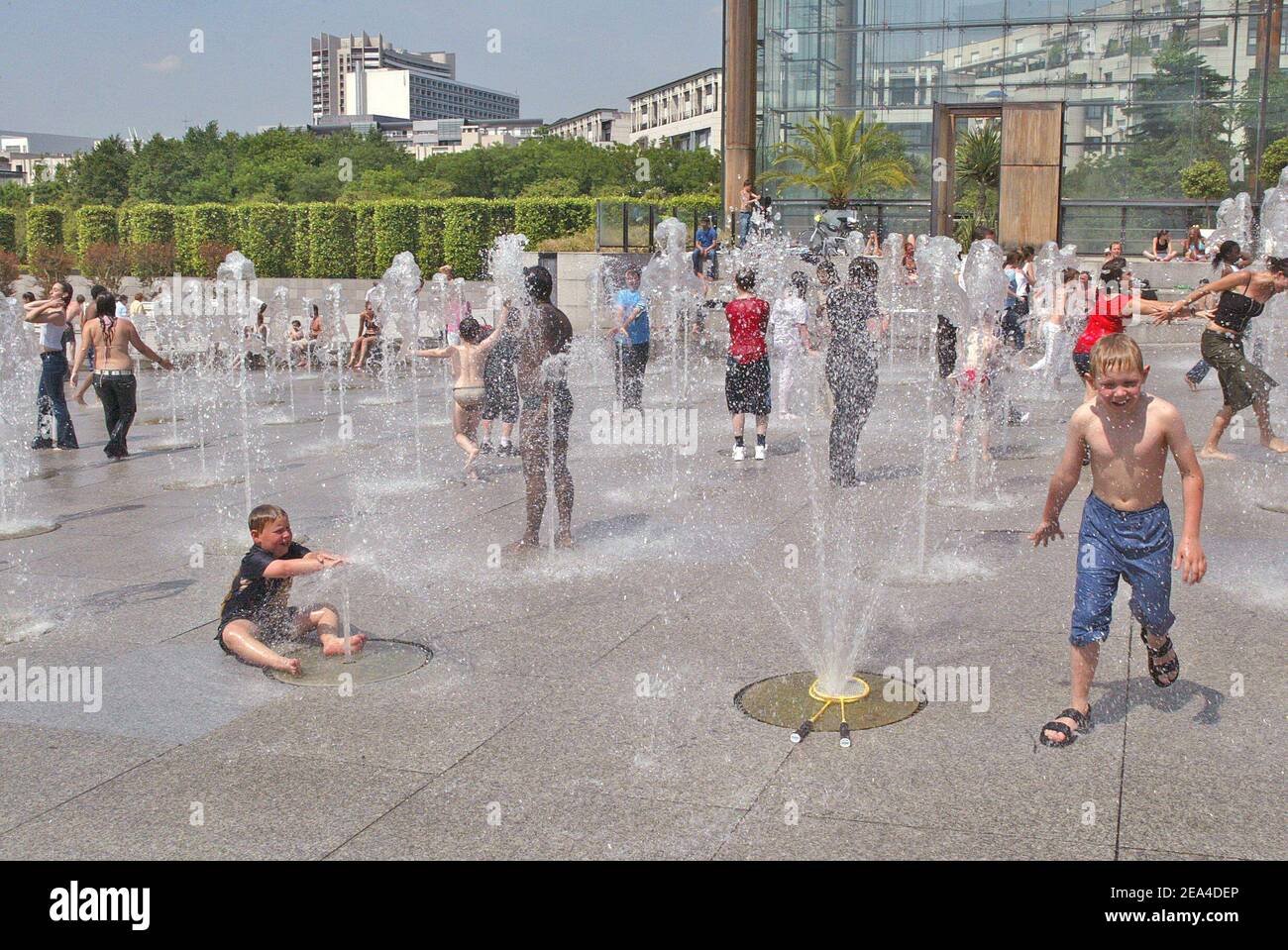 June heat wave paris hi-res stock photography and images - Alamy