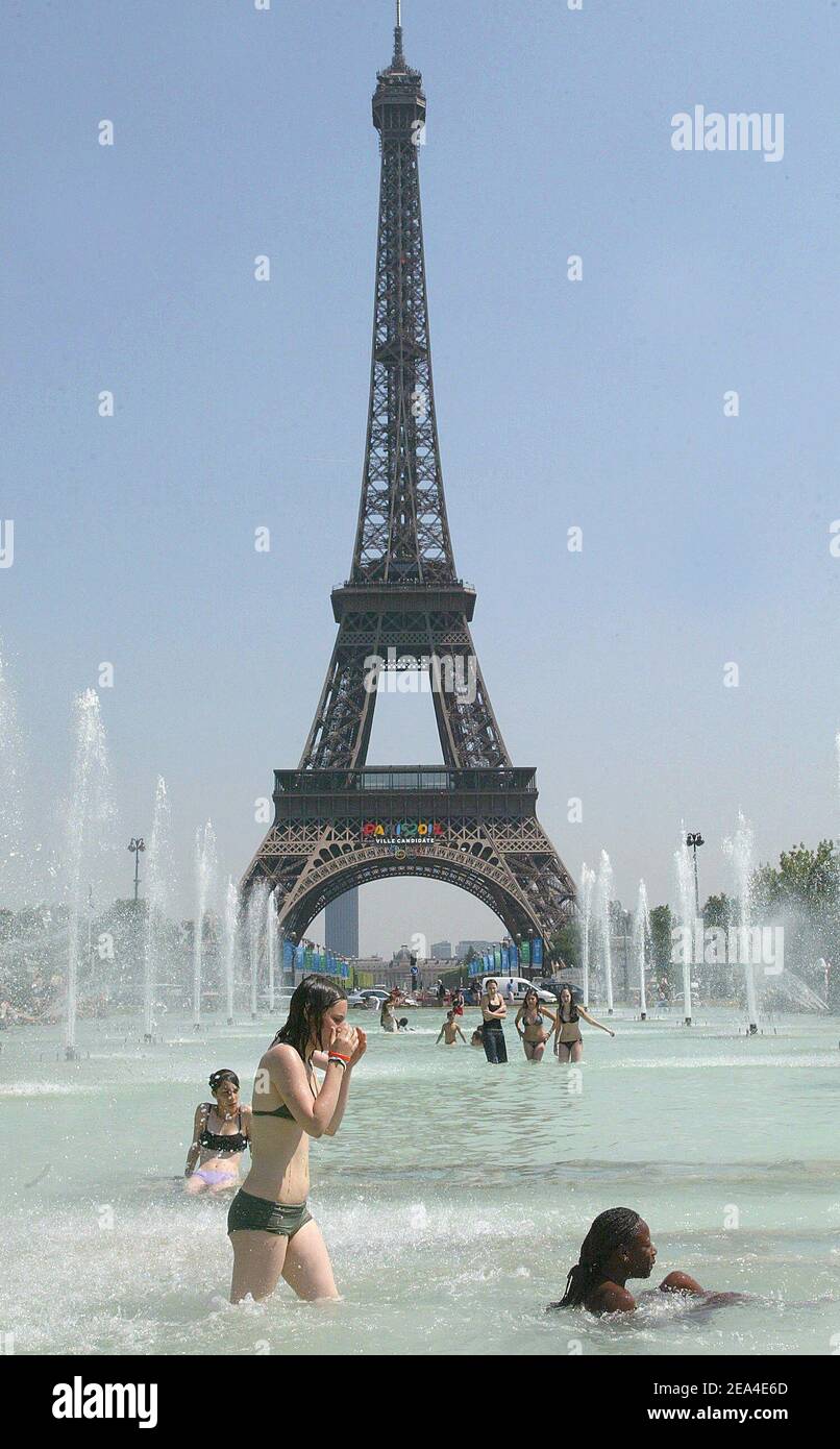 Parisian people bathing in a fountain in front of Eiffel tower in Paris ...