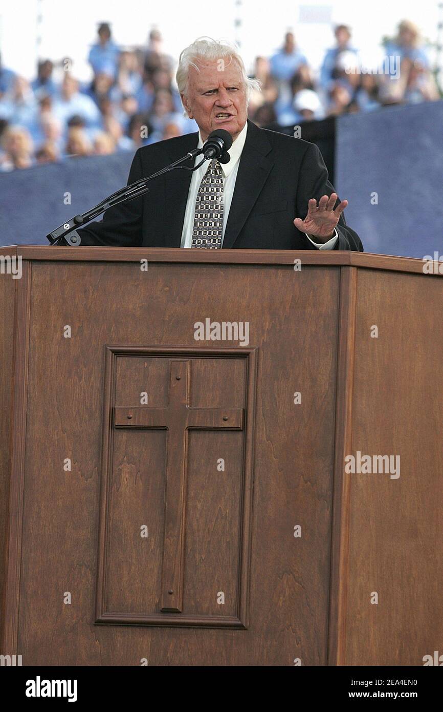 Billy Graham speaks to worshipers during the final day of the Greater ...