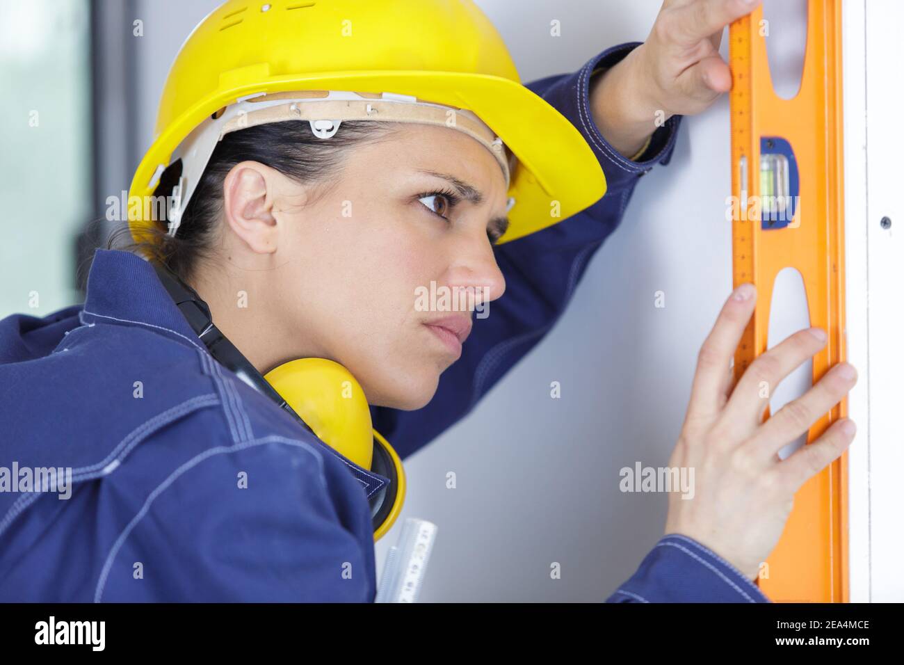 female builder using spirit level Stock Photo - Alamy