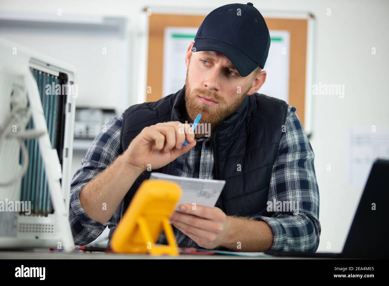 Senior male scientist tech hi-res stock photography and images - Alamy
