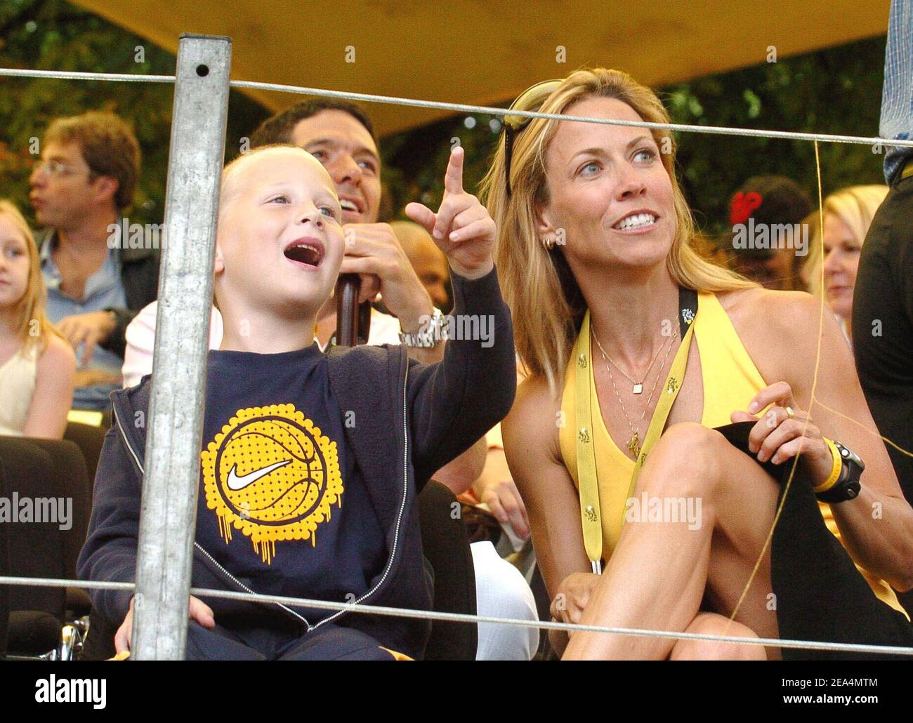 U.S. singer Sheryl Crow, Lance Armstrong's girlfriend, and Armstrong's ...