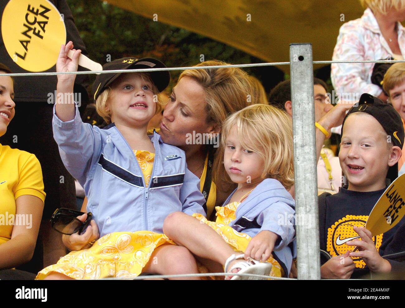 U.S. singer Sheryl Crow, Lance Armstrong's girlfriend, and Armstrong's ...