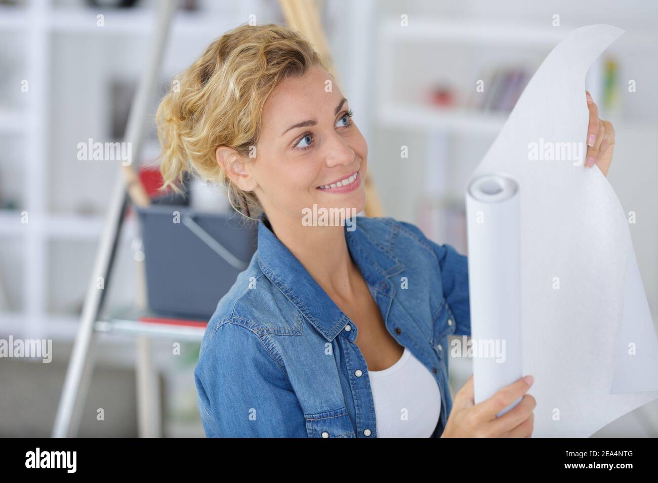 Woman In The Home Holding Roll Of Wallpaper Stock Photo Alamy woman-in-the-home-holding-roll-of-wallpaper-stock-photo-alamy