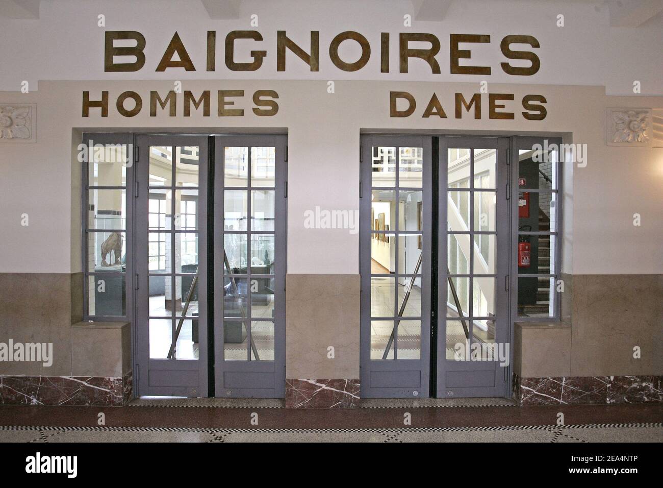 1930s swimming pool france hi-res stock photography and images - Alamy