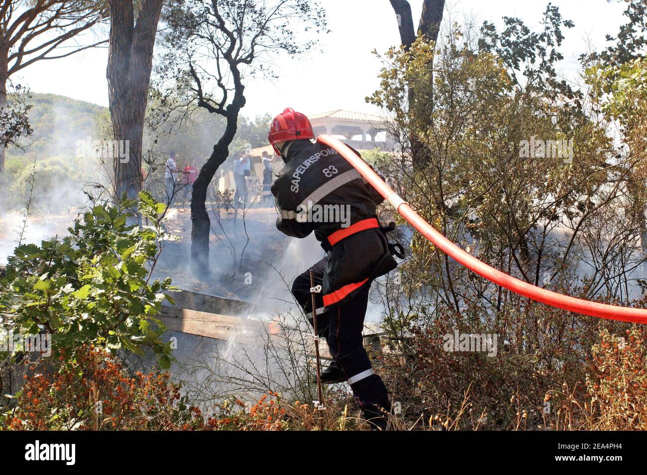 Pompier incendie de forêt france hi-res stock photography and images ...