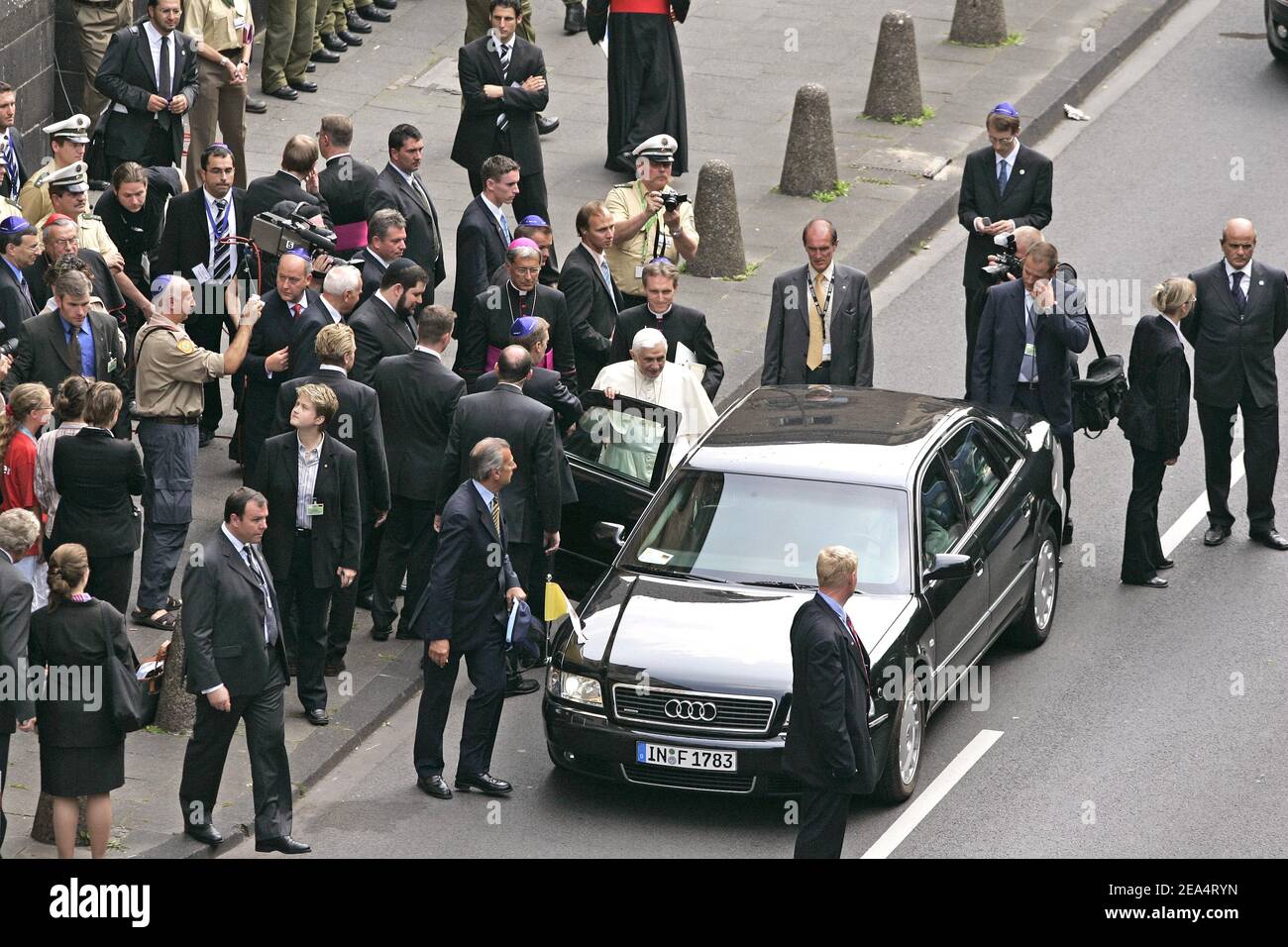 Pope Benedict XVI visit to Cologne's biggest synagogue August 19, 2005 ...