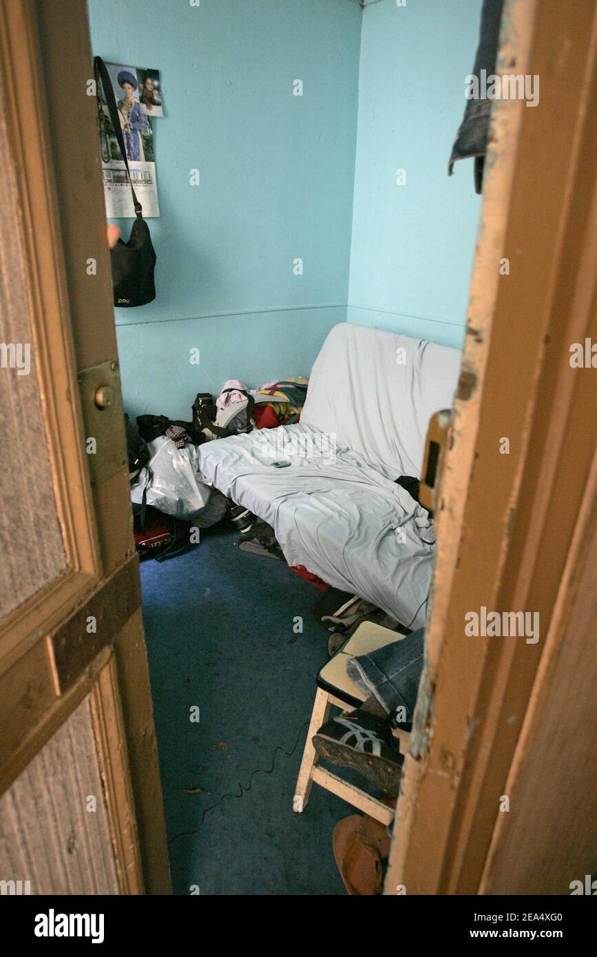Poor immigrant paris hi-res stock photography and images - Alamy