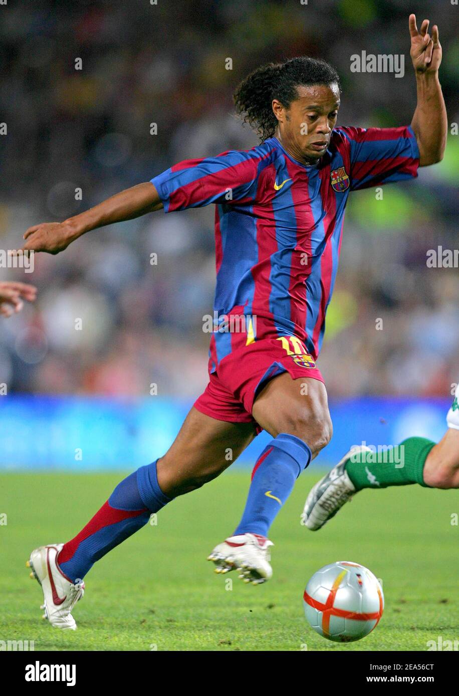 2005 barcelona ronaldinho hi-res stock photography and images - Alamy