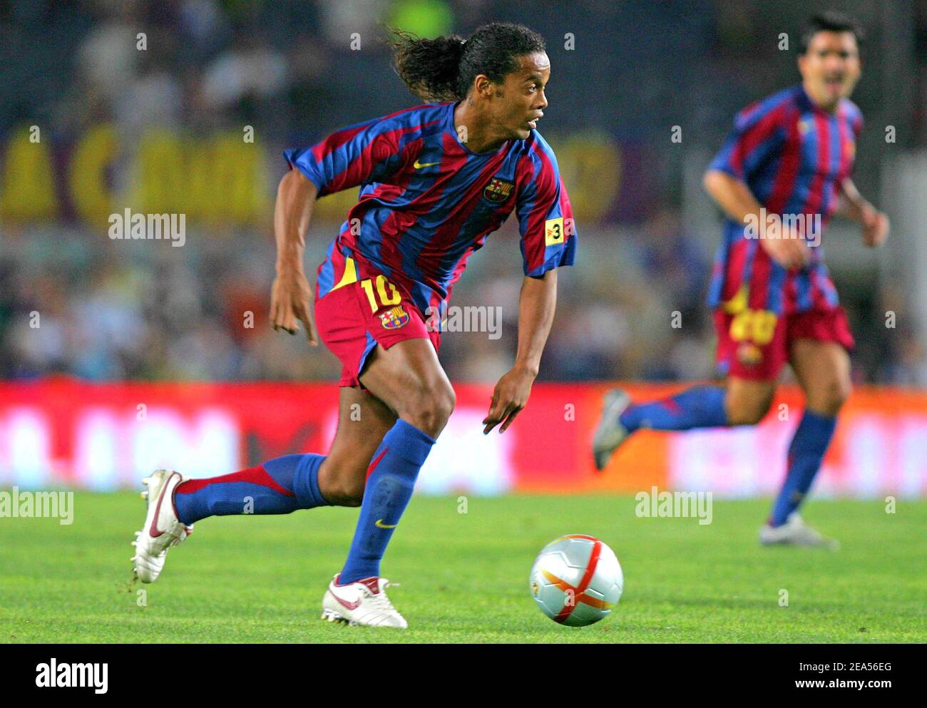 2005 barcelona ronaldinho hi-res stock photography and images - Alamy