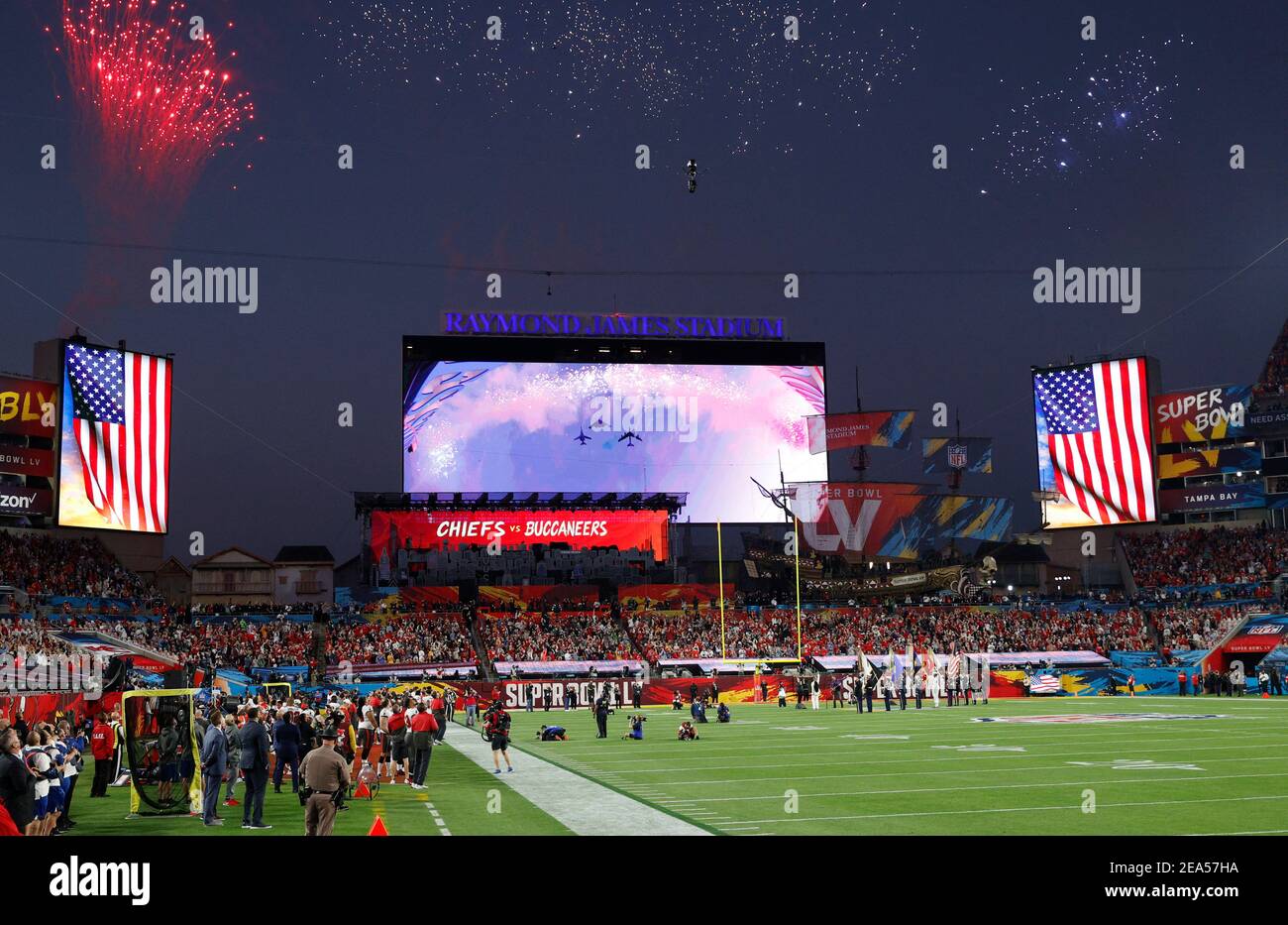 Football big screen hi-res stock photography and images - Alamy