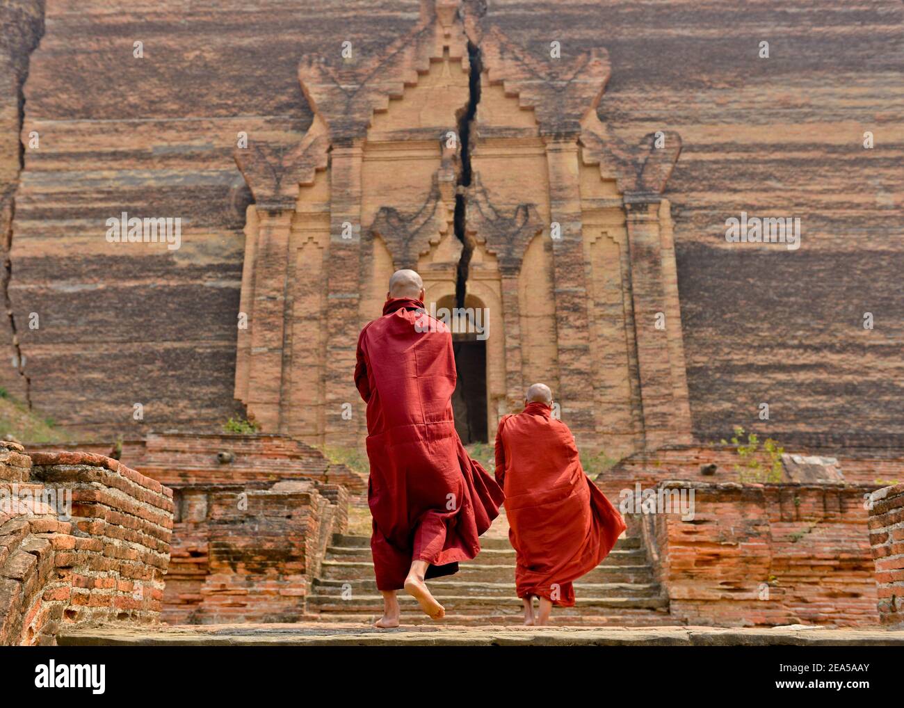 Burmese buddhist monks in red robes hi-res stock photography and images ...