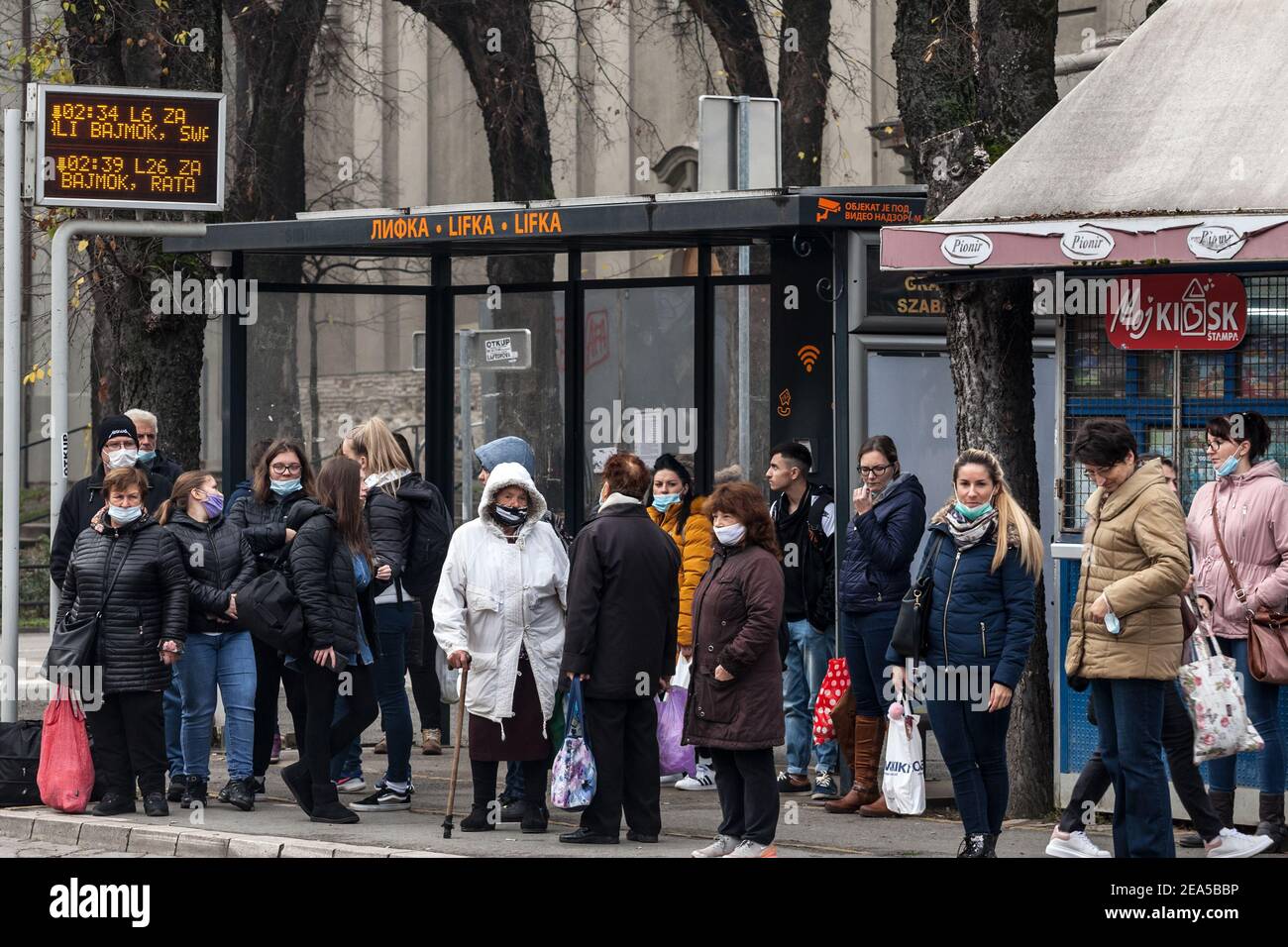 Crowded bus stop hi-res stock photography and images - Alamy