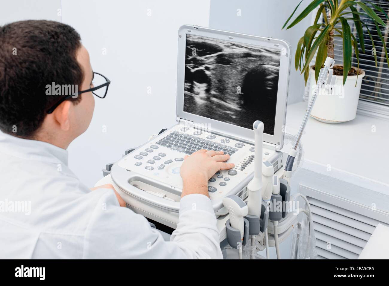 Thyroid scan doctor hi-res stock photography and images - Alamy