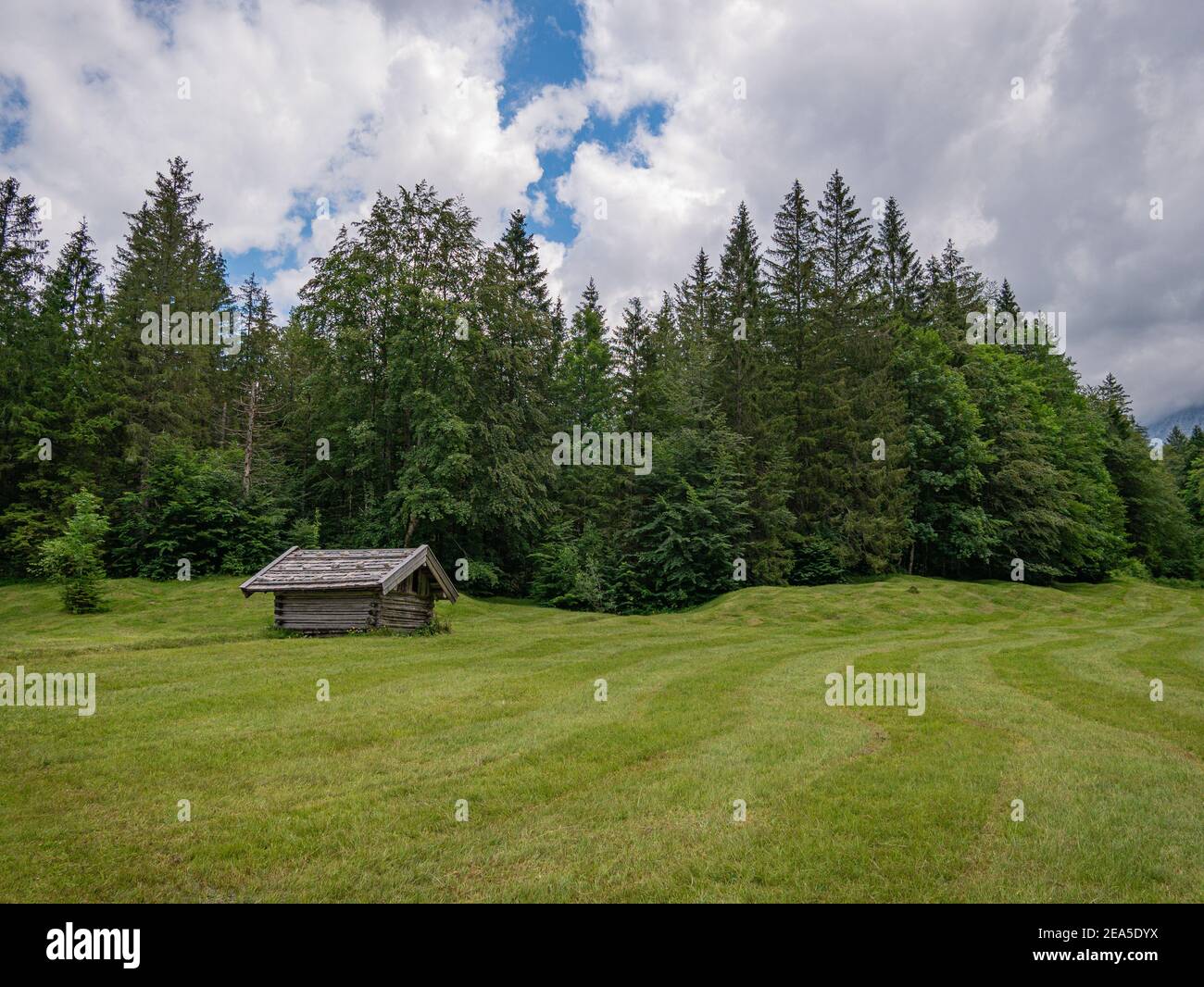 Small wooden barn hi-res stock photography and images - Alamy