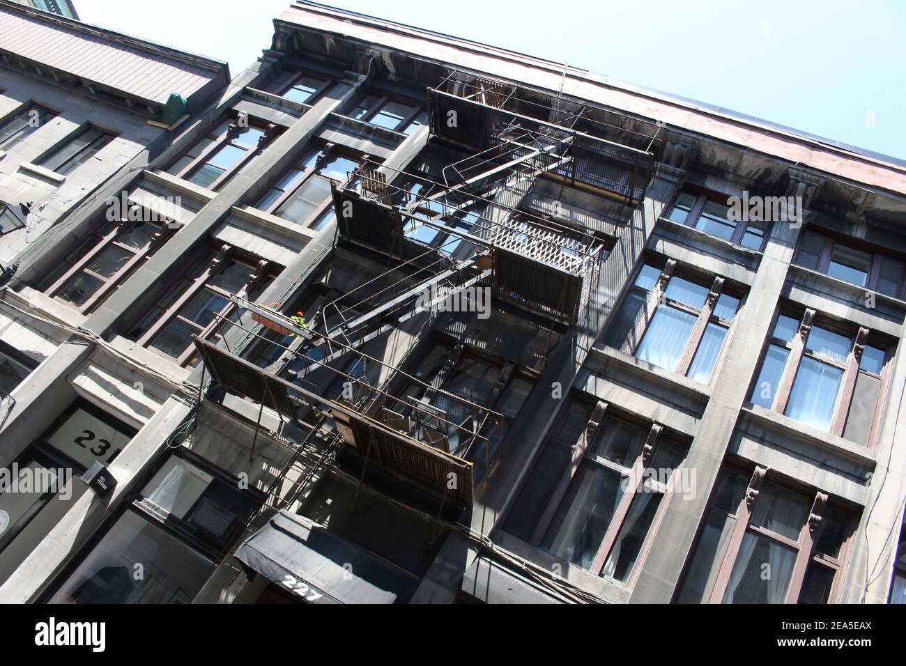 Back of apartment building hi-res stock photography and images - Alamy