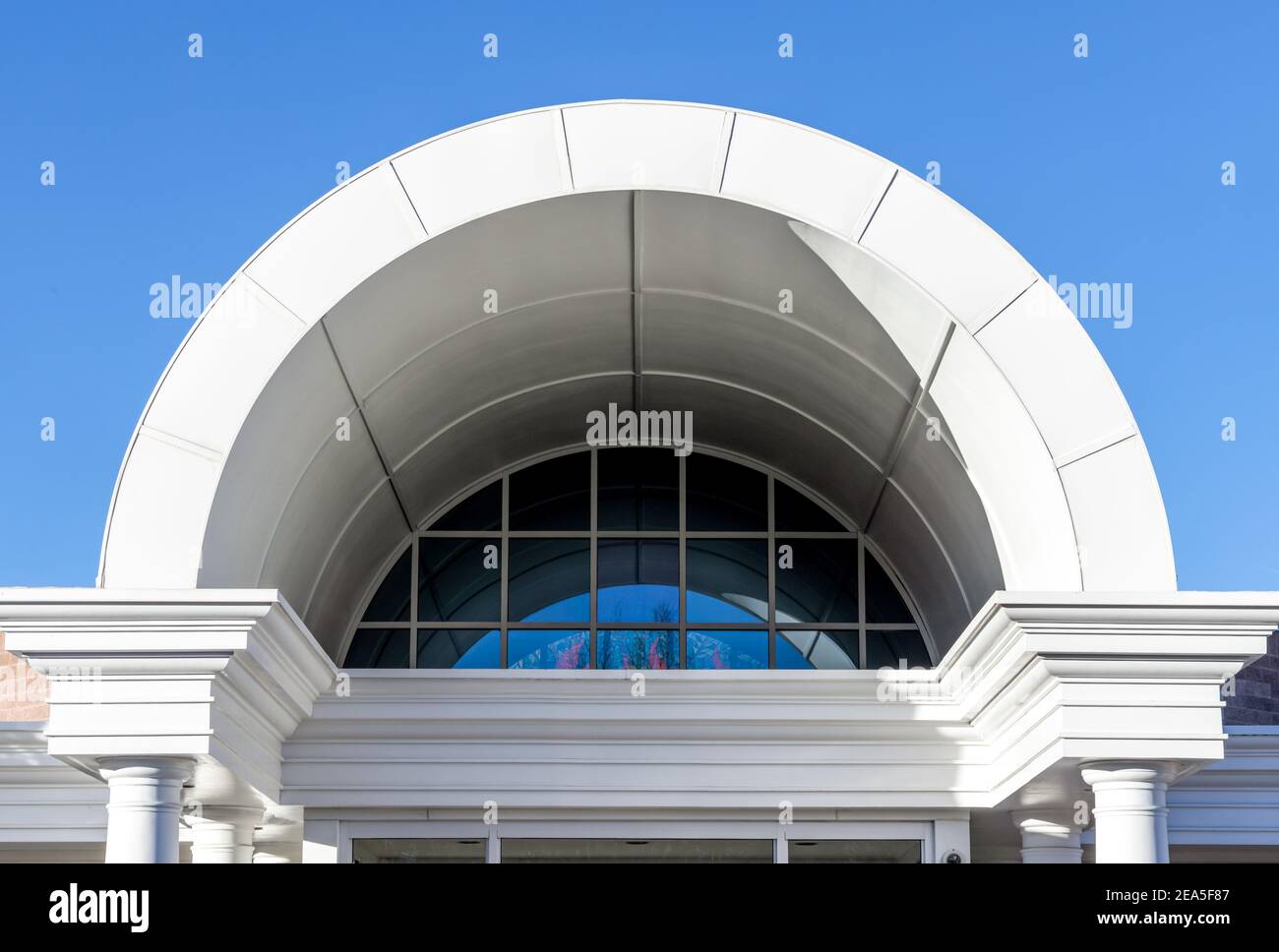 View of the top arch of the entrance of Temple Sinai Synagogue in ...