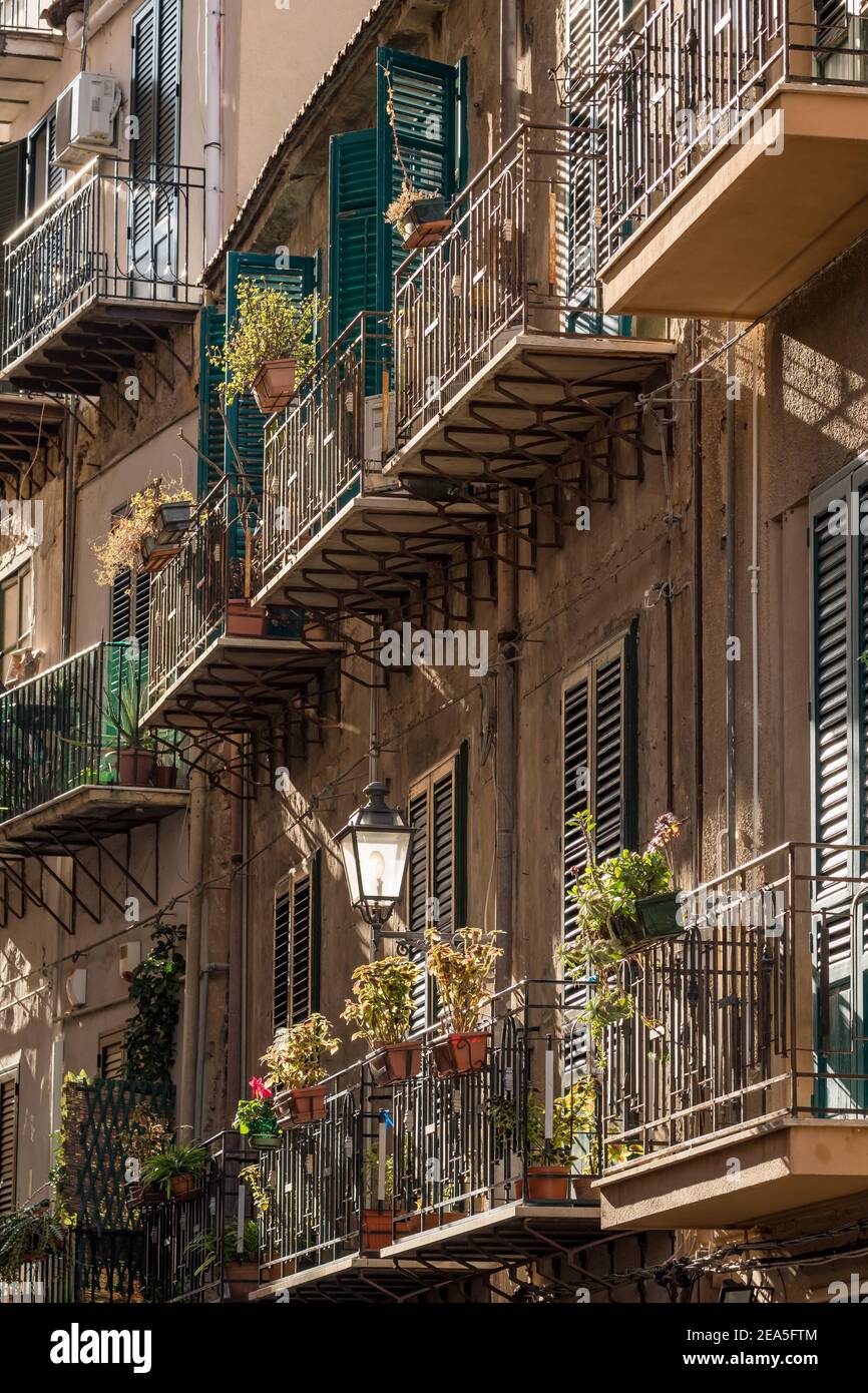 Italian residential building hi-res stock photography and images - Alamy