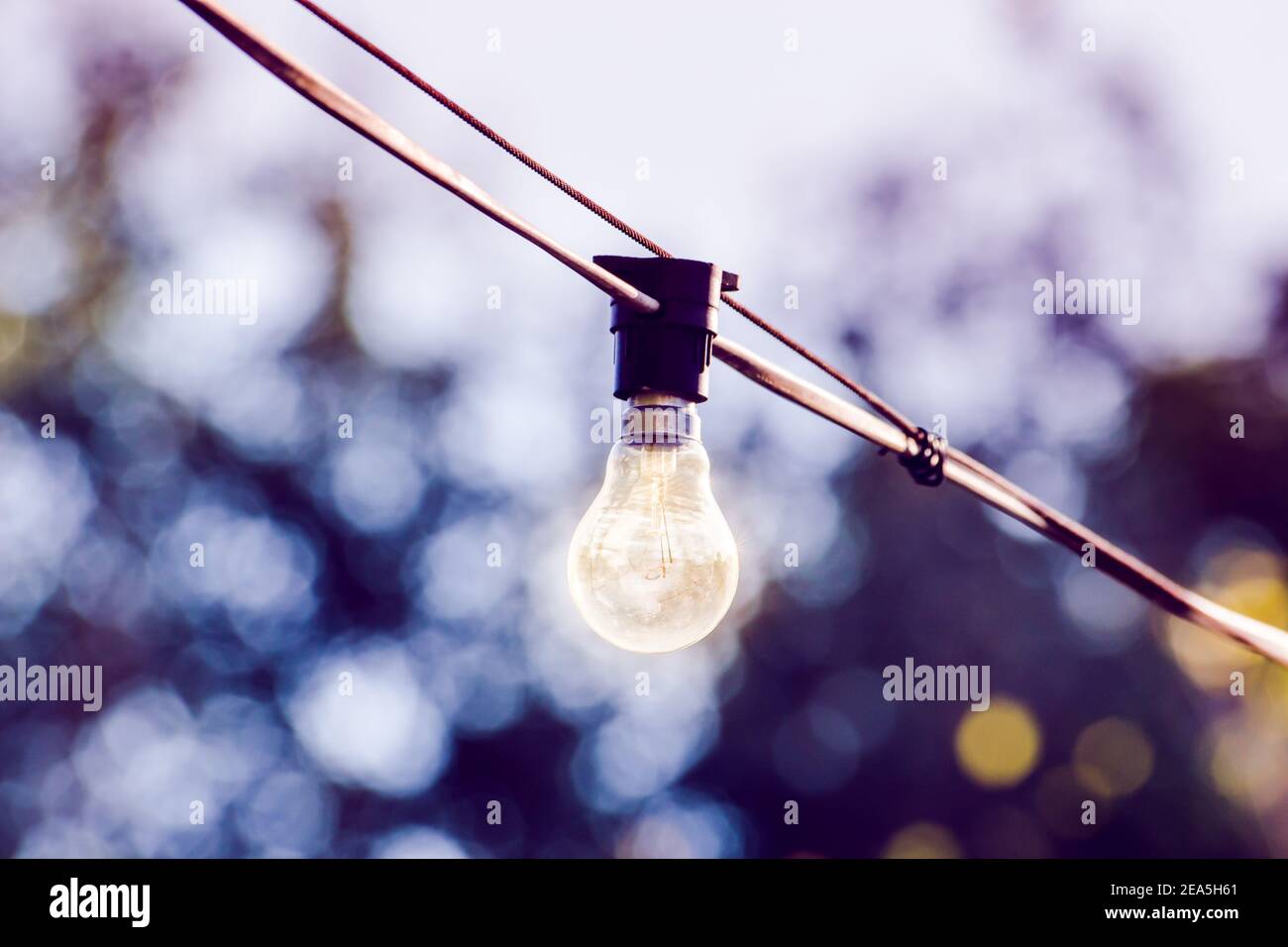 Simple light bulb outline icon hi-res stock photography and images - Alamy