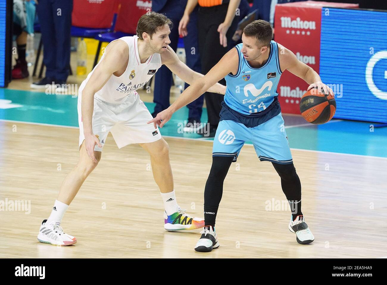 Club Baloncesto Estudiantes' Jose Juan Barea (r) and Real Madrid ...
