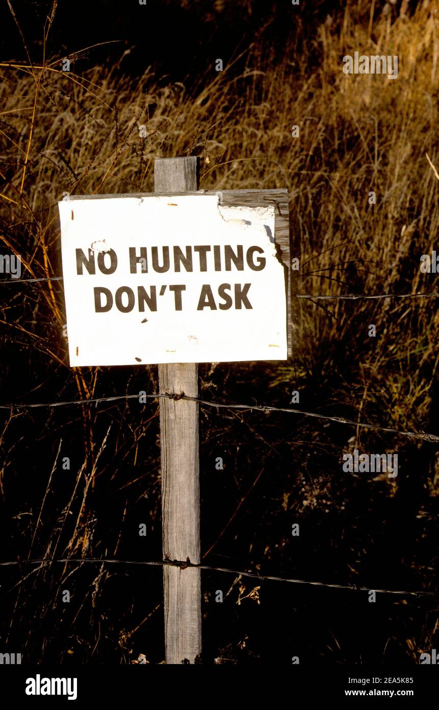 No trespassing no hunting sign hi-res stock photography and images - Alamy
