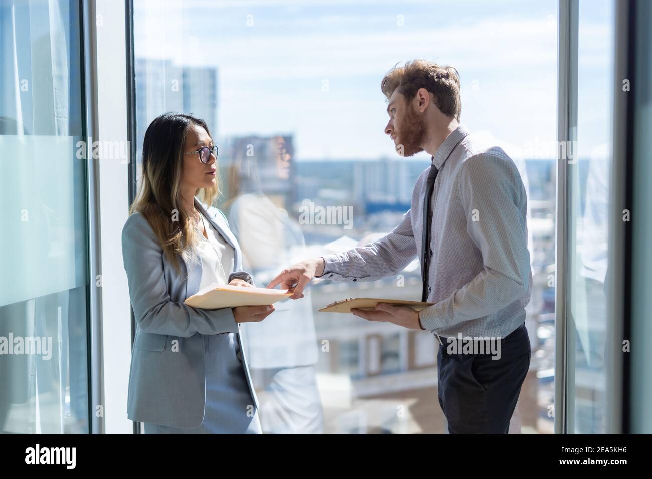 Office employee having a meeting with their team Stock Photo - Alamy