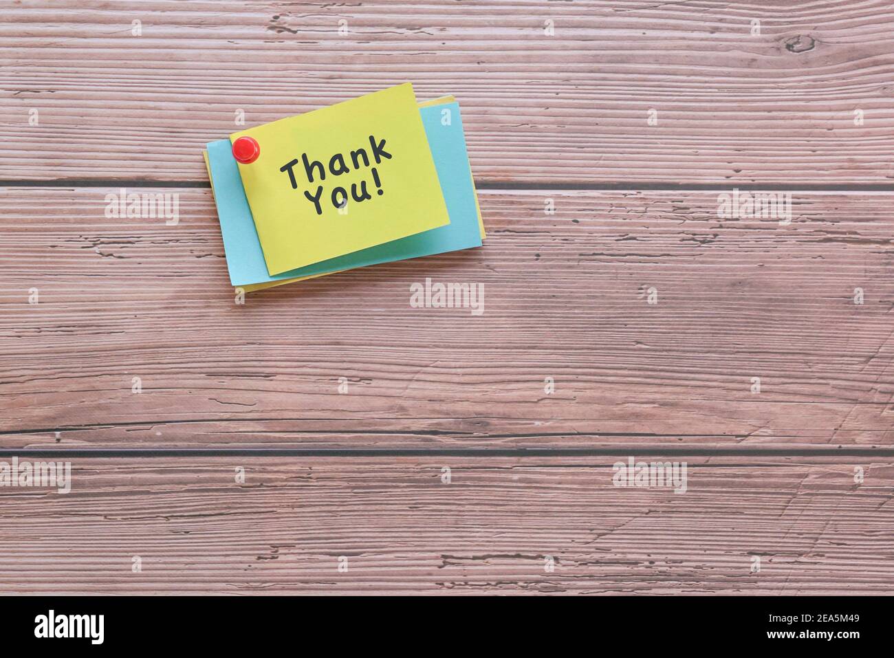 Thank you note pin on wood wall. Copy space Stock Photo - Alamy