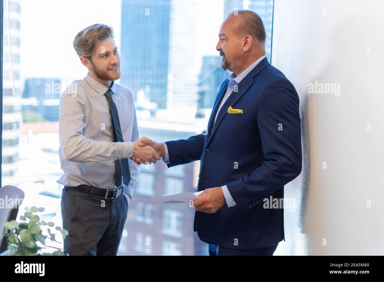 Office employee having a meeting with their team Stock Photo - Alamy