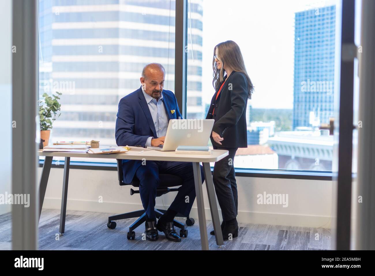 Office employee having a meeting with their team Stock Photo - Alamy